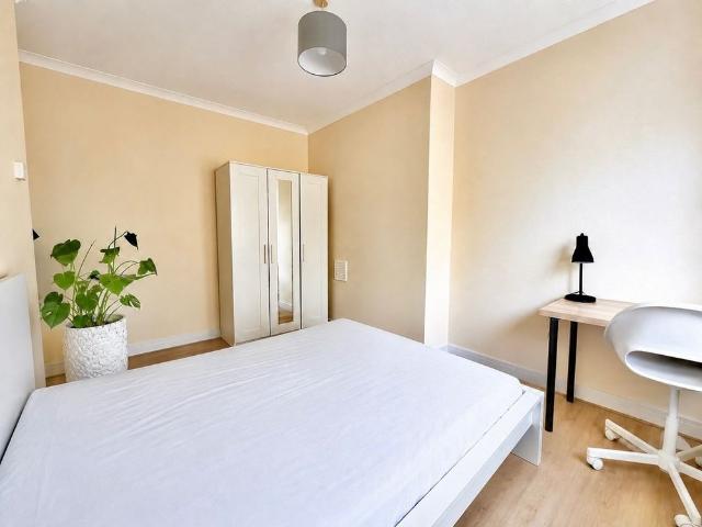 Room in a Shared Flat, Ellenborough House, W12