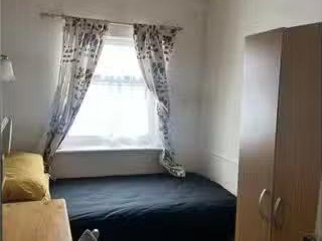 Room in a shared flat for rent in Boleyn, London