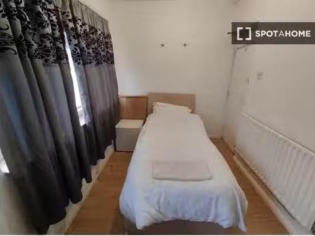 Room in a shared flat for rent in London