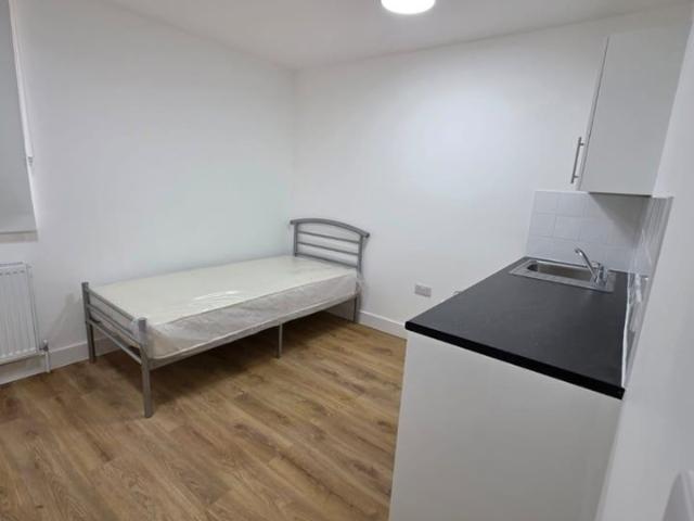Room in a Shared Flat, Freeland Road, W5