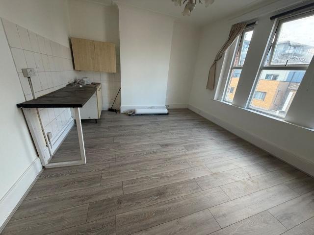 Room in a Shared Flat, Friern Barnet Road, N11