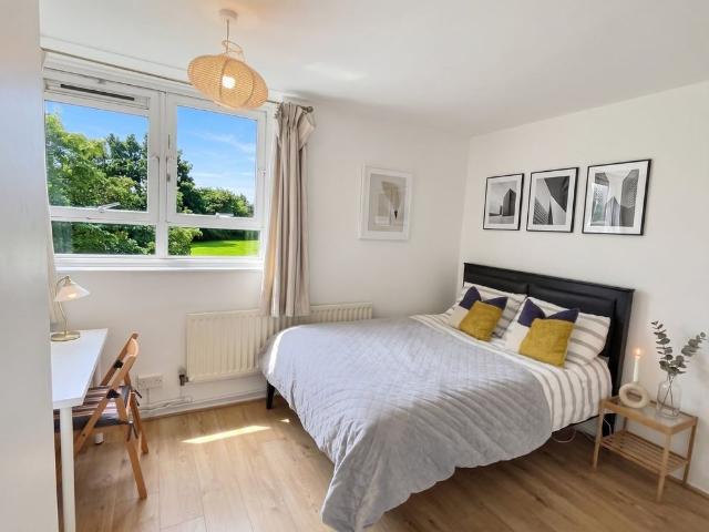 Room in a Shared Flat, Keevil Drive, SW19