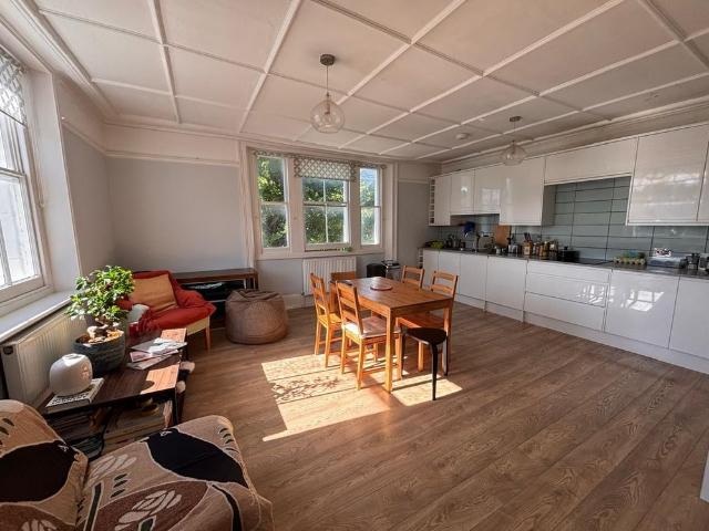 Room in a Shared Flat, Kensington Church Street, W8