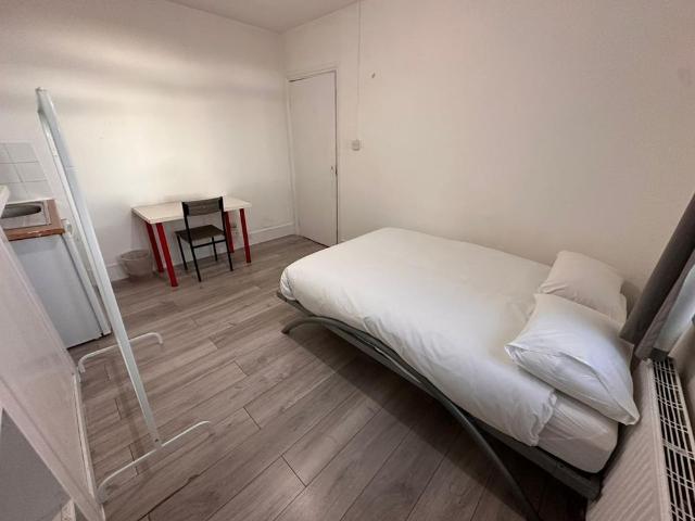 Room in a Shared Flat, Kilburn High Road, NW6