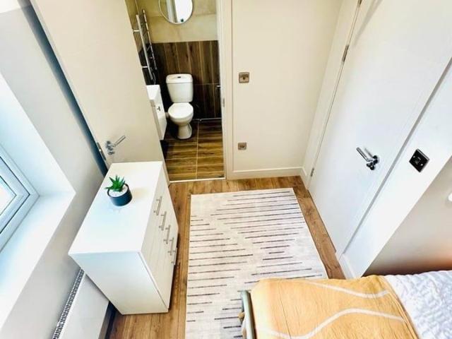 Room in a Shared Flat, Kingston Road, SW20