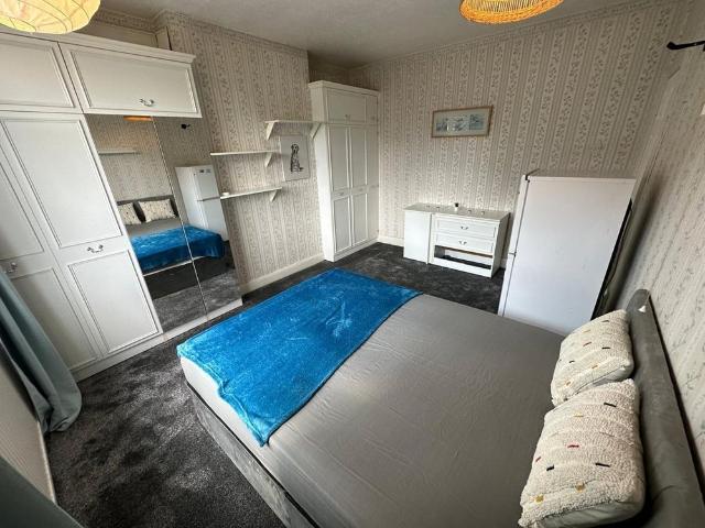 Room in a Shared Flat, Kingsmere Park, NW9