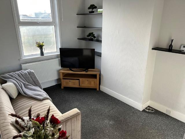 Room in a Shared Flat, Homerton High Street, E9