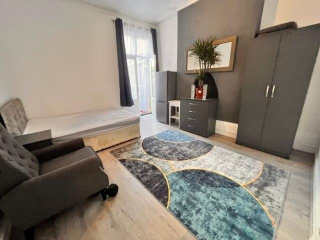 Room in a Shared Flat, Hainthorpe Road, SE27