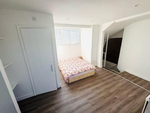 Room in a Shared Flat, Hanover Road, NW10