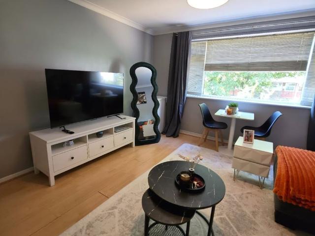 Room in a Shared Flat, Harris Court, B18