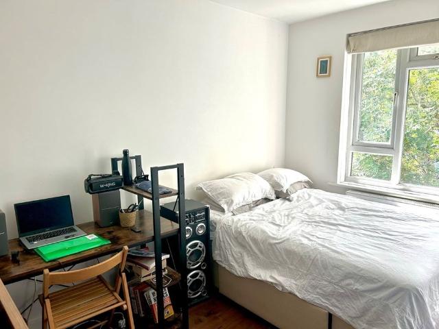 Room in a Shared Flat, Heyford Avenue, SW20