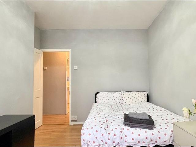 Room in a Shared Flat, Herbert House, E1