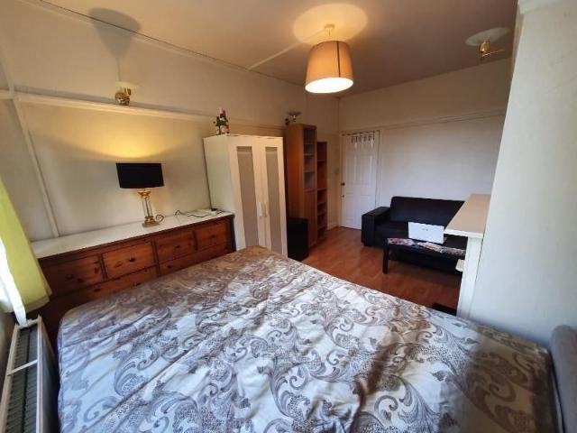 Room in a Shared Flat, High Road, N3