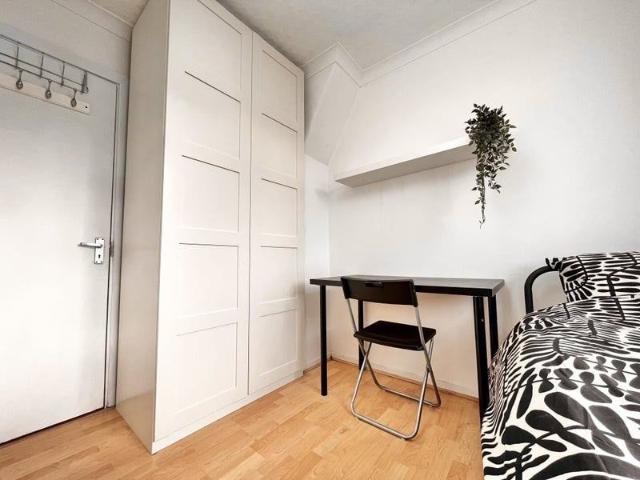 Room in a Shared Flat, Oban House, E14