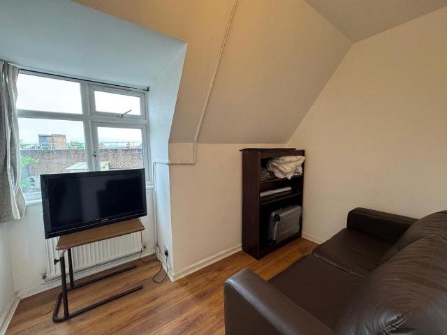 Room in a Shared Flat, Old Oak Common Lane, W3