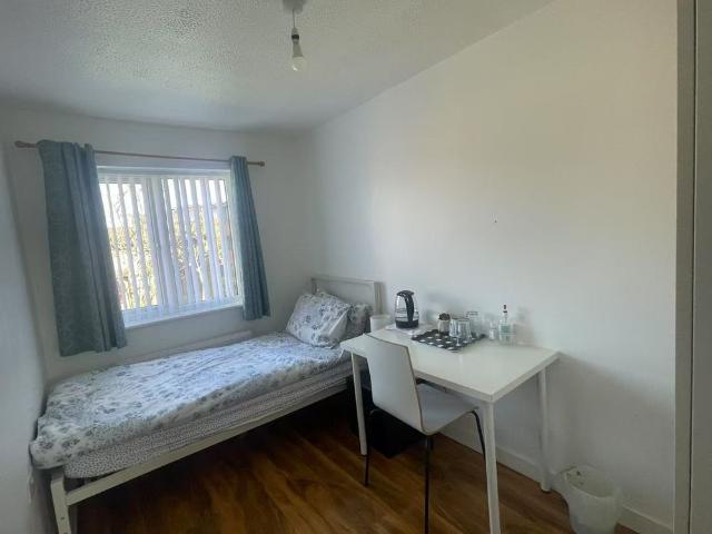Room in a Shared Flat, Orphan Street, L7