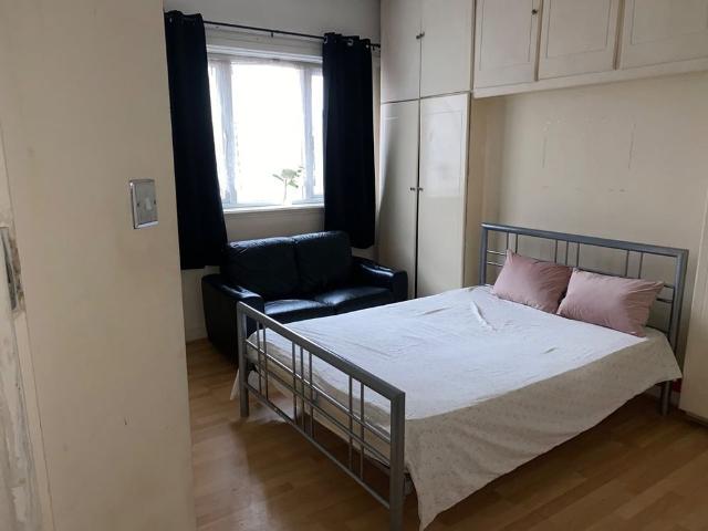 Room in a Shared Flat, London, W3