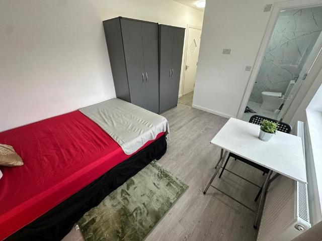 Room in a Shared Flat, Links Road, NW2