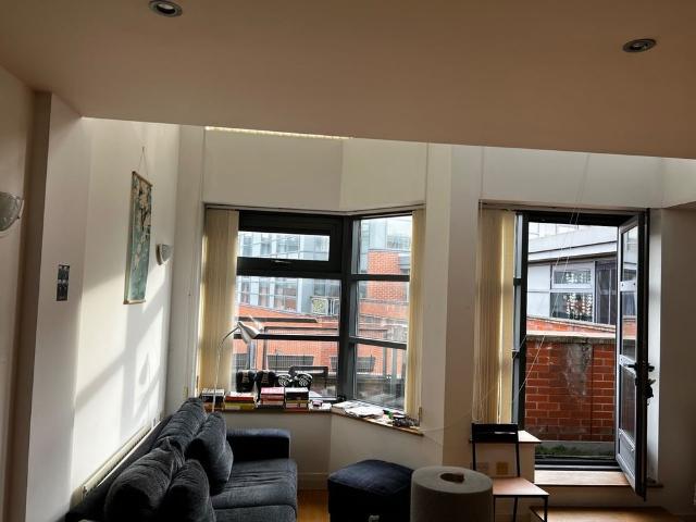 Room in a Shared Flat, Mere House, M15