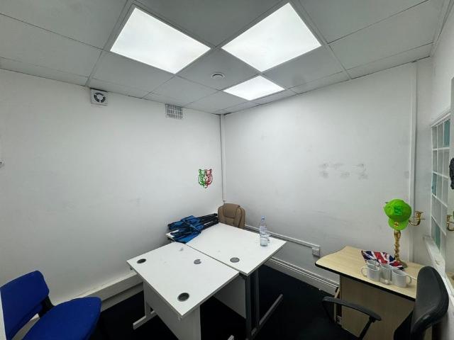 Room in a Shared Flat, Mile End Road, E1