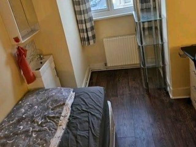 Room in a Shared Flat, Mink Court, TW4