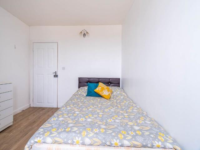 Room in a Shared Flat, Salcombe Court, E14
