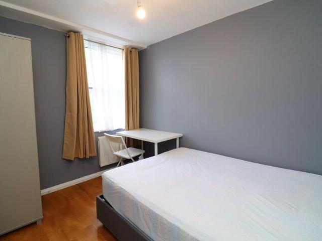 Room in a Shared Flat, Sandbourne, W11