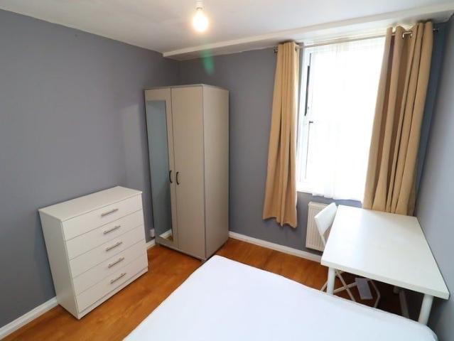 Room in a Shared Flat, Sandbourne, W11