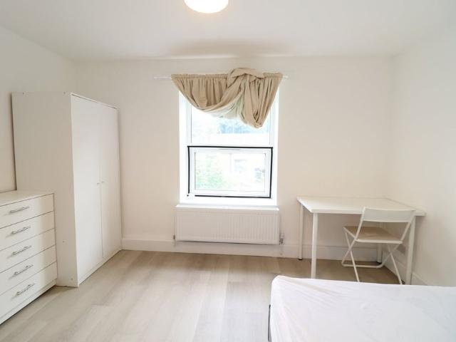 Room in a Shared Flat, Sewardstone Road, E2