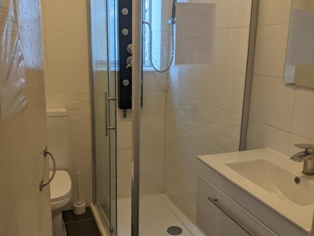 Room in a Shared Flat, Sheen Road, TW9