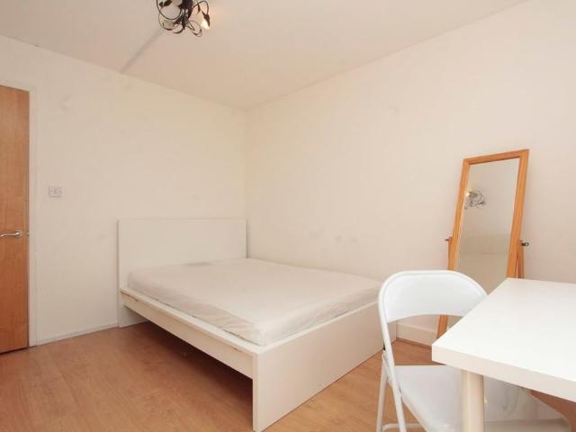 Room in a Shared Flat, Skyline Plaza Building, E1