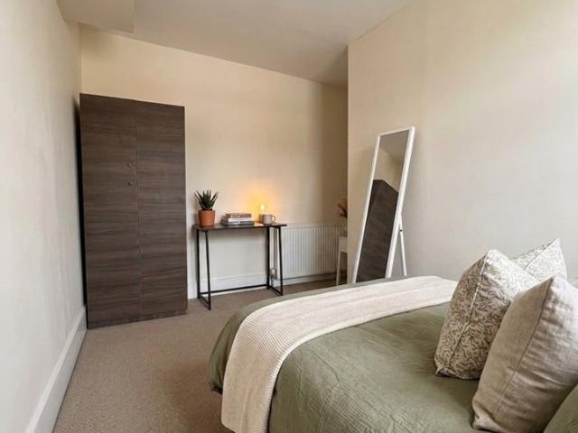 Room in a Shared Flat, Spacious Double Room In Brixton/Stoc, SW9