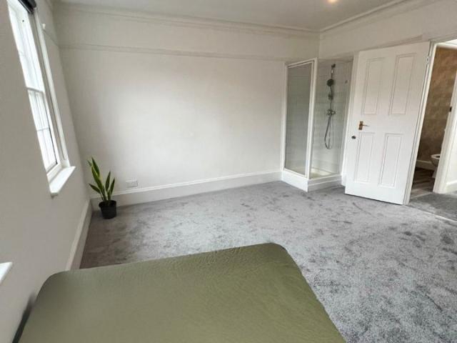 Room in a Shared Flat, Spacious Double Room In Westminster/, SW1V