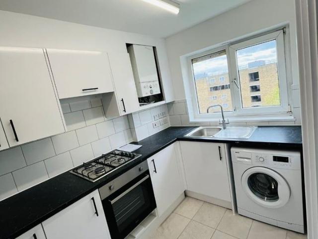 Room in a Shared Flat, Stunning Double Room In Kilburn, NW6