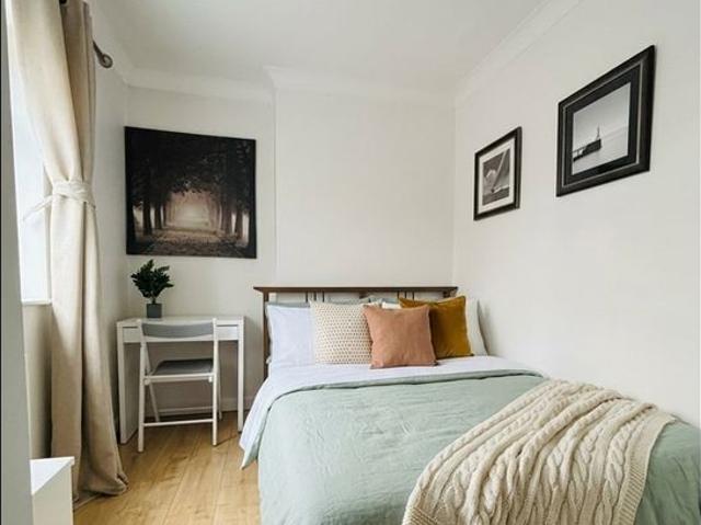 Room in a Shared Flat, Stunning Double Room In Maida Vale/, W9
