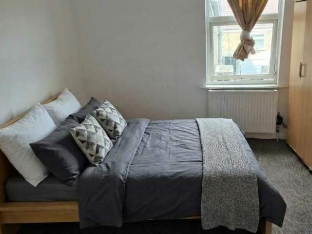 Room in a Shared Flat, Station Road, NW10