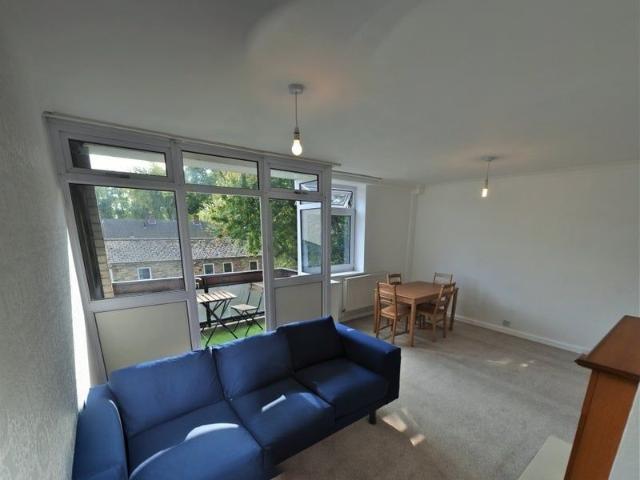Room in a Shared Flat, Stonhouse Street, SW4