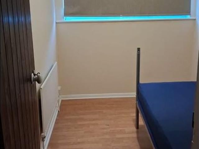 Room in a Shared Flat, Swanwick Close, SW15