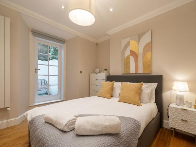 Room in a Shared Flat, Sydney Place, SW7