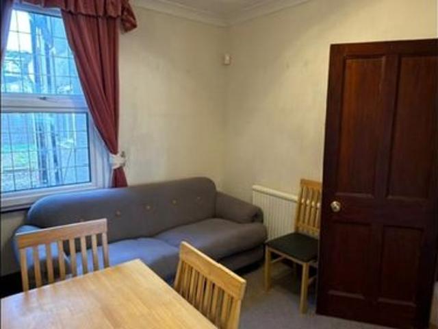 Room in a Shared Flat, Pemdevon Road, CR0