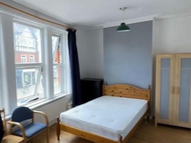 Room in a Shared Flat, Replingham Road, SW18