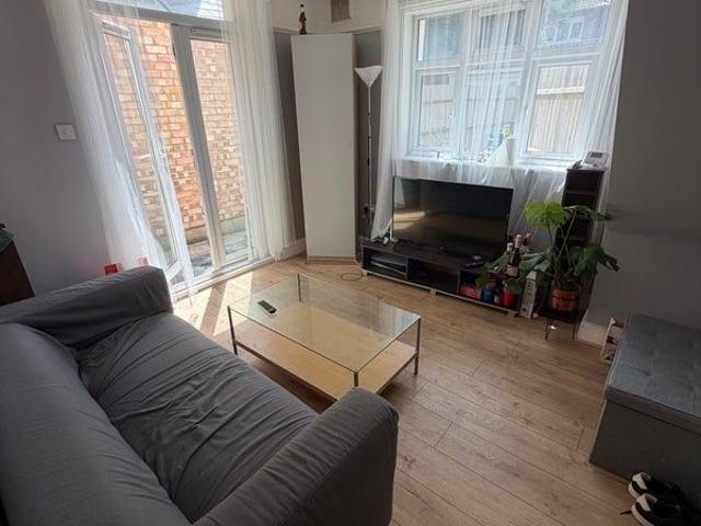 Room in a Shared Flat, Woodbury St, SW17