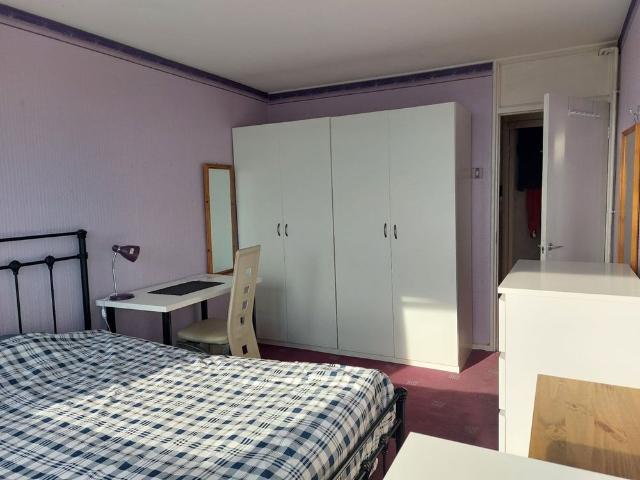 Room in a Shared Flat, Waterview House, E14