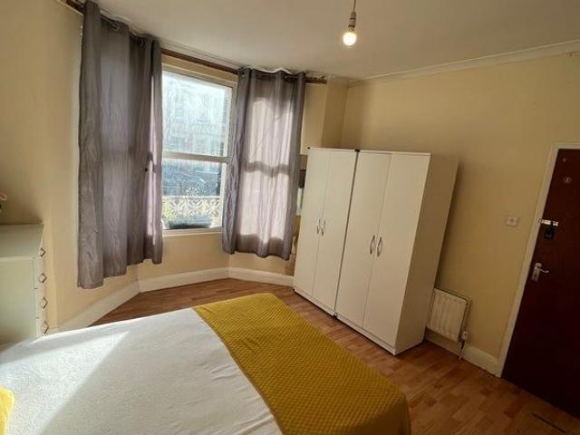 Room in a Shared Flat, Wales Farm Road, W3