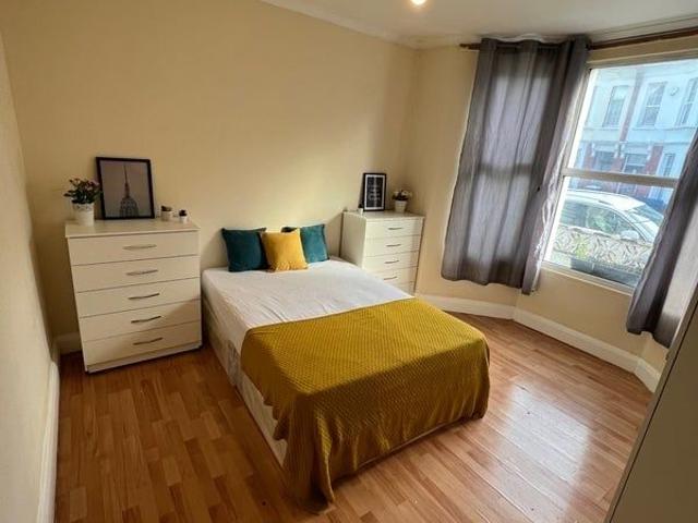 Room in a Shared Flat, Wales Farm Road, W3