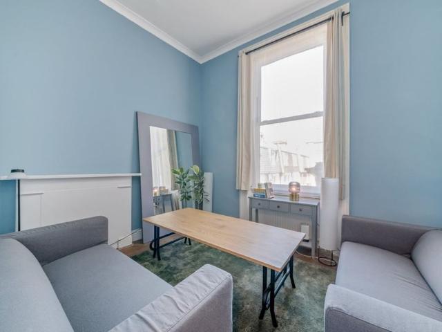 Room in a Shared Flat, Wetherby Mews Entrance, SW5