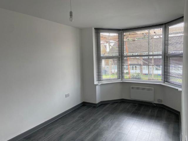 Room in a Shared Flat, Wellington Road South, TW4