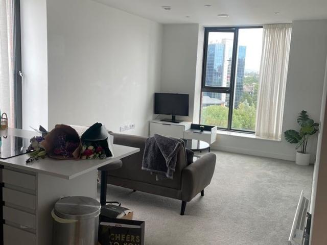 Room in a Shared Flat, Wharf End, M17