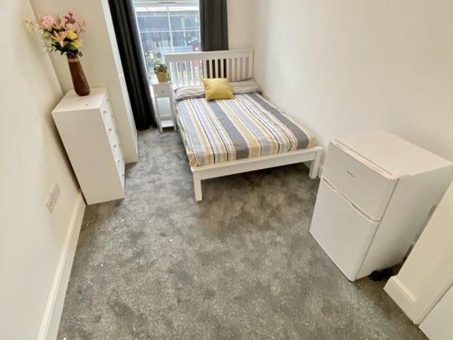 Room in a Shared Flat, Whitechapel Road, E1