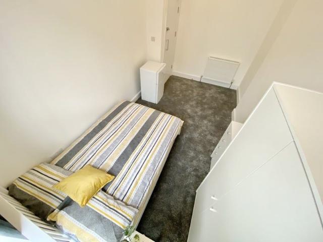 Room in a Shared Flat, Whitechapel Road, E1